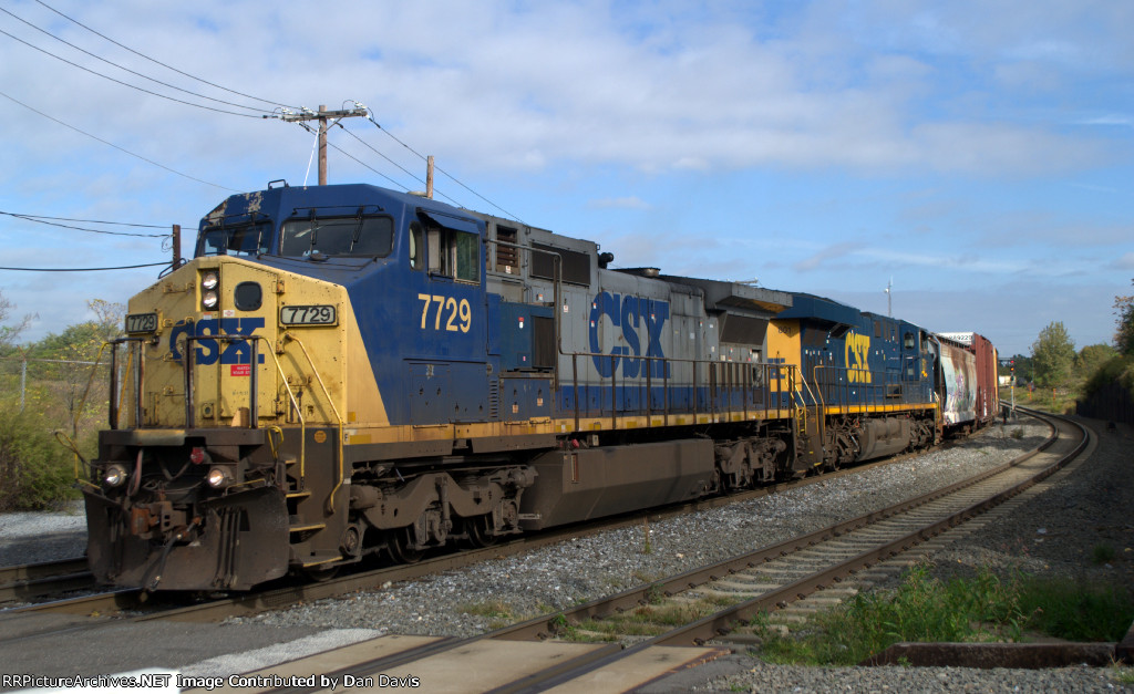 CSX C40-8W 7729 leads C759-14